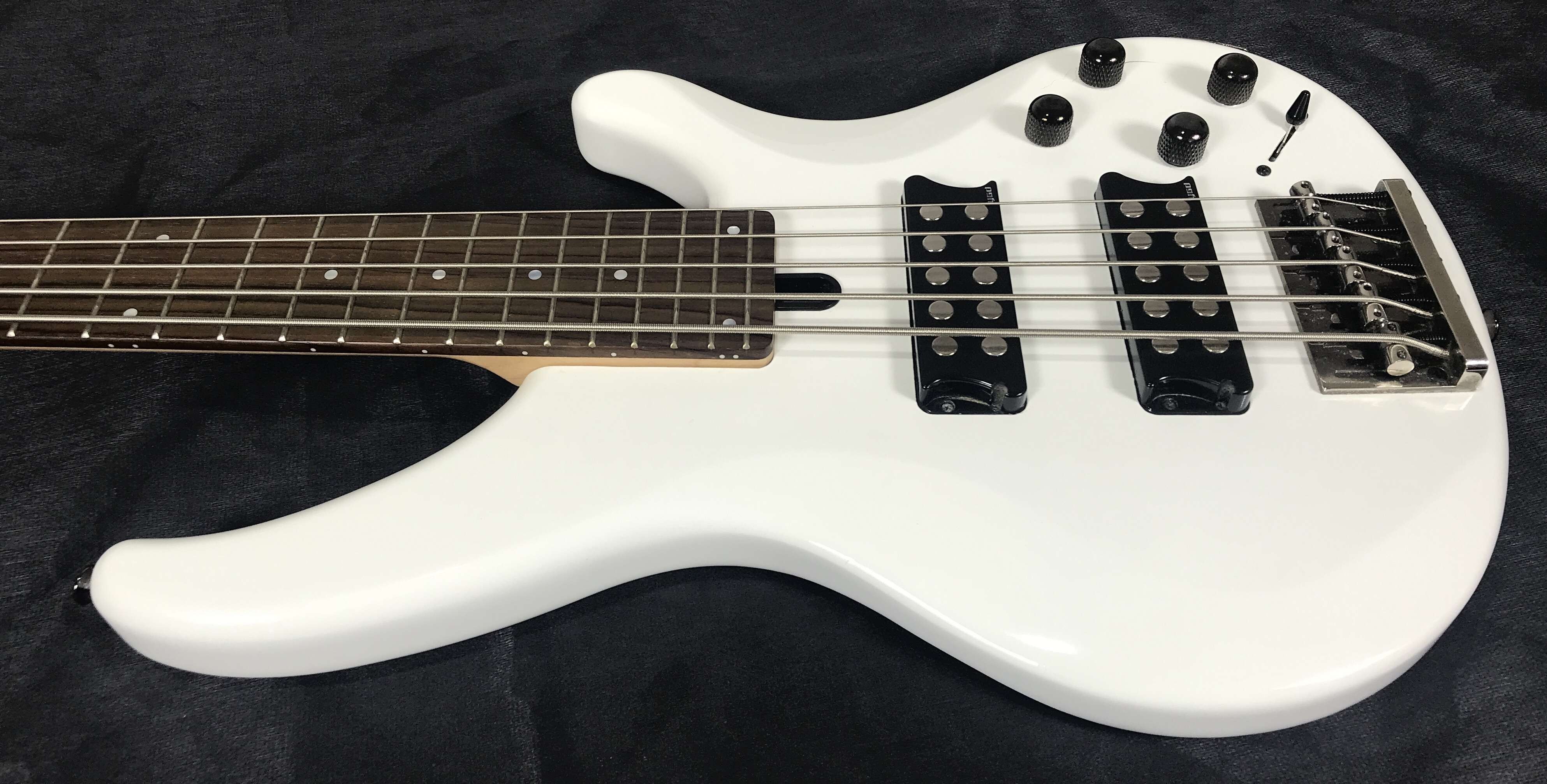 Yamaha TRBX305 White basso elettrico 5 corde | Bassi Elettrici Yamaha