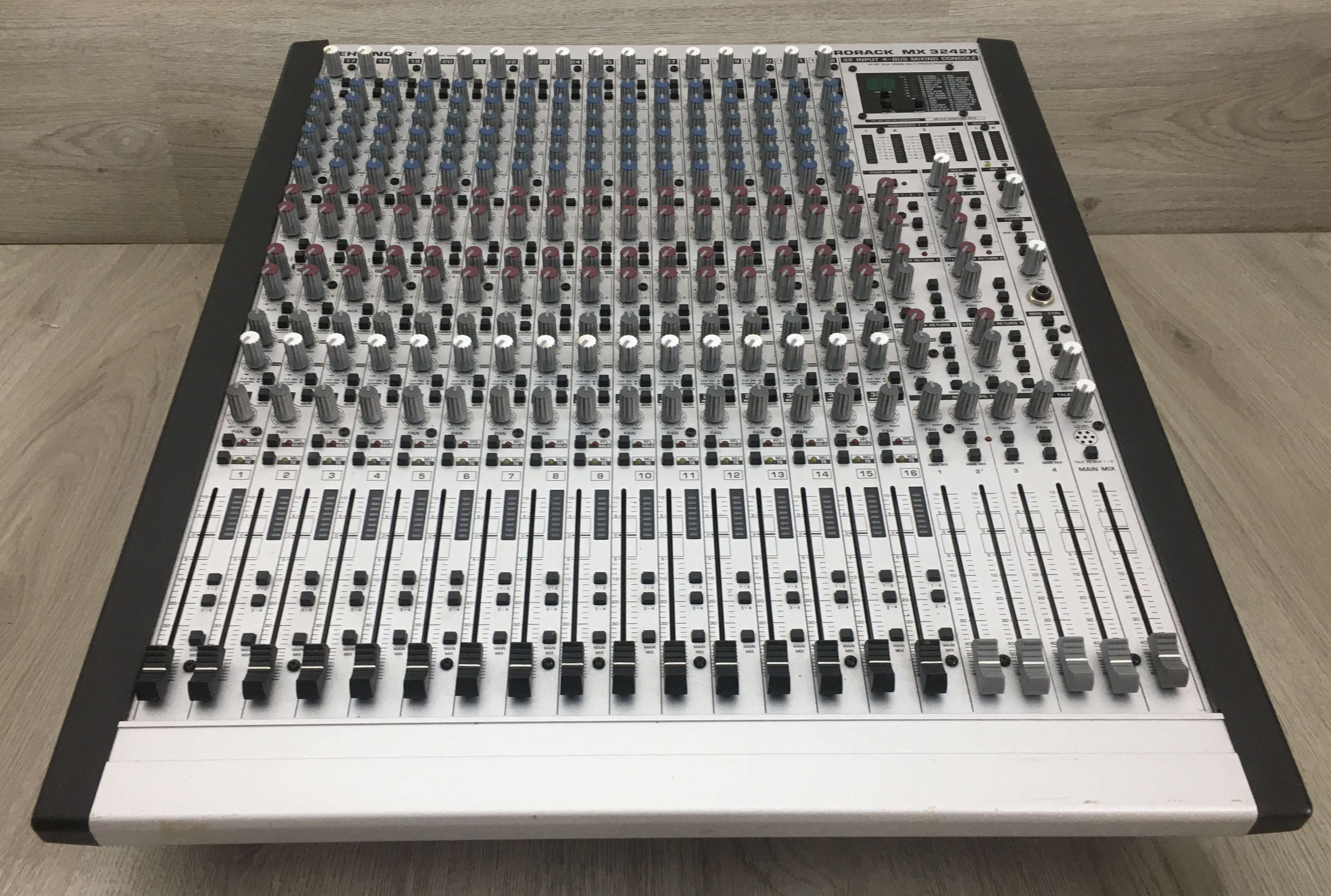 Behringer Eurorack MX3242X Mixer in line | Mixer Behringer