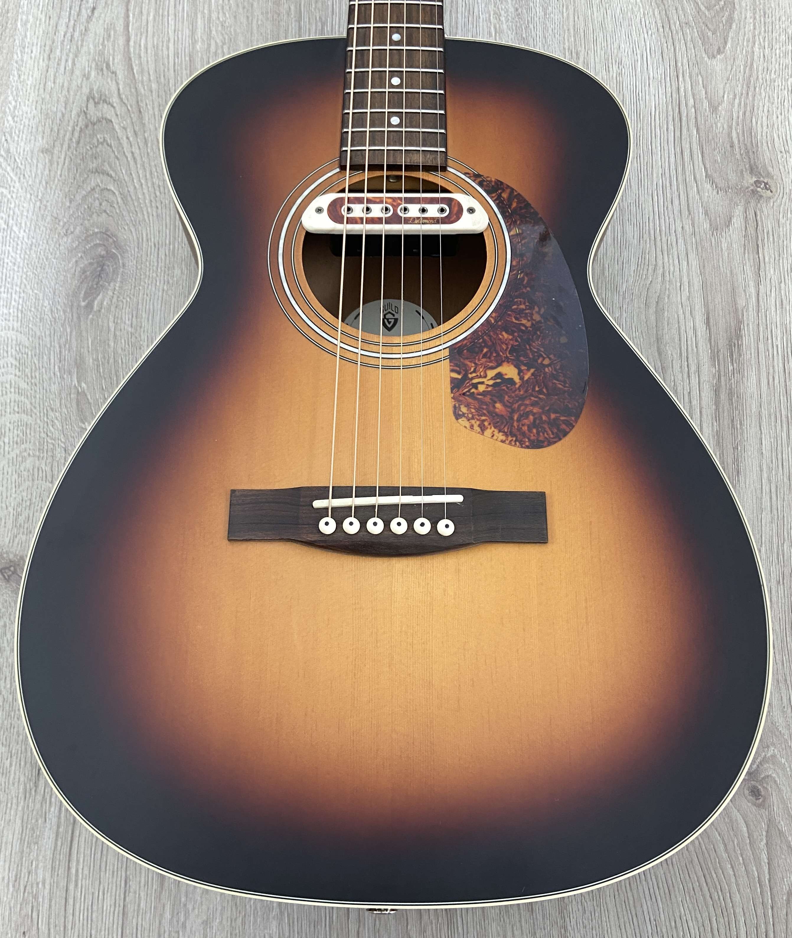 Chitarra Acustica Guild M-240E Troubadour VS Vintage Sunburst