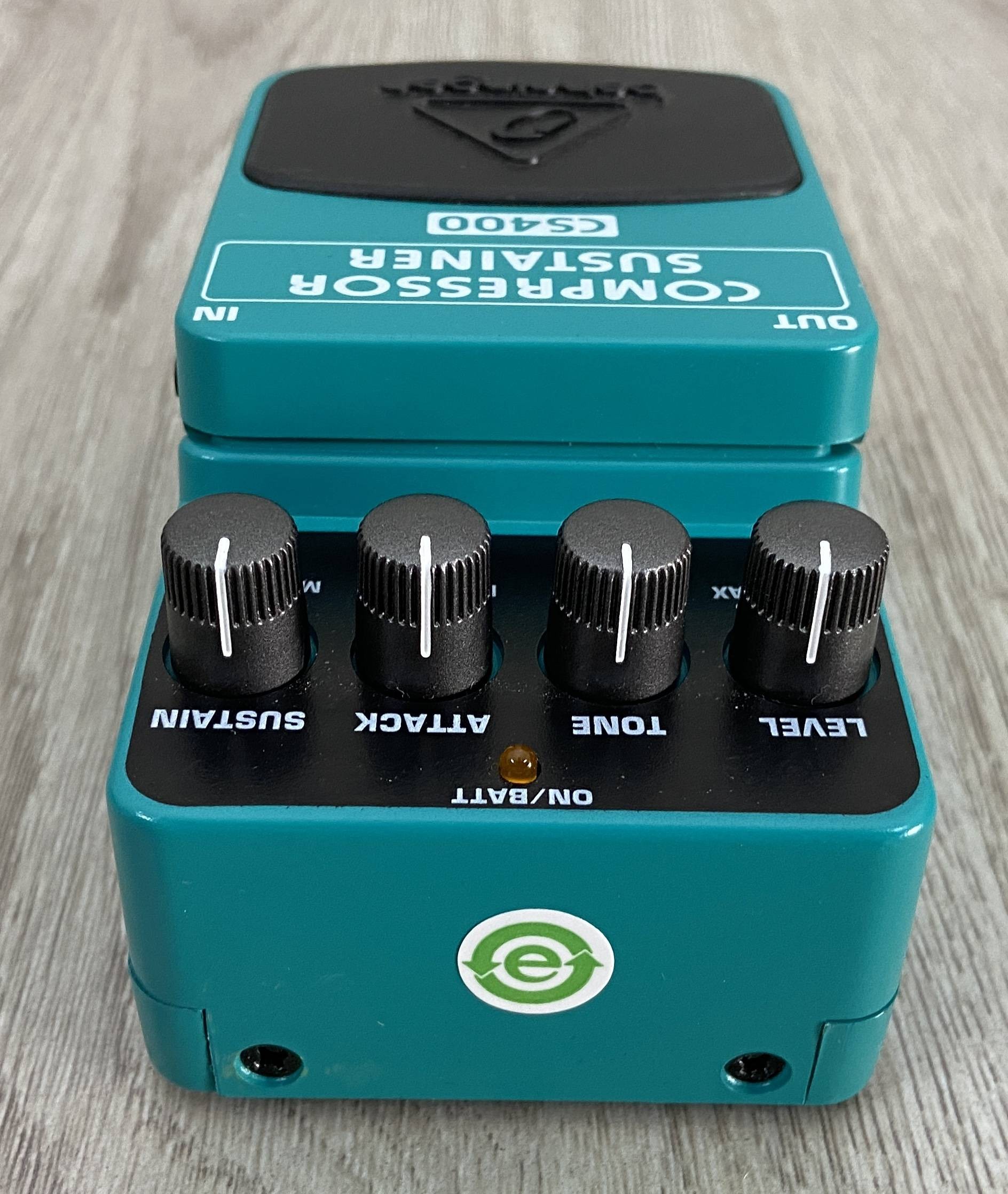 Behringer CS400 Compressor Sustainer | Effetti Behringer